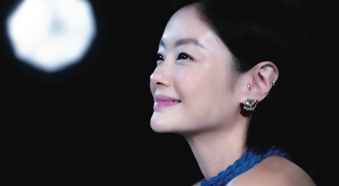 The Singaporean women holding up the sky